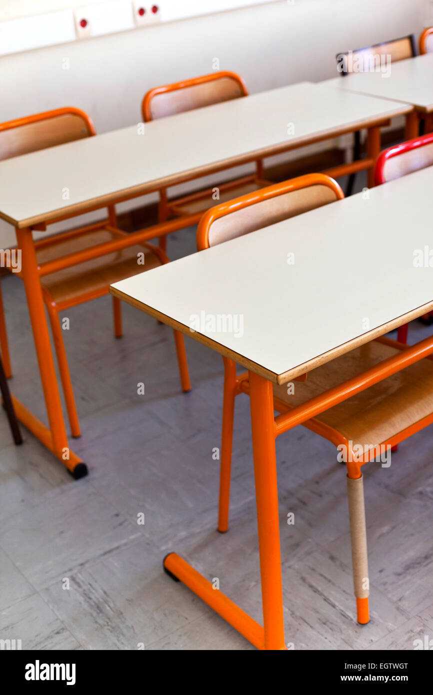 Table and chairs in an empty classroom Stock Photo - Alamy
