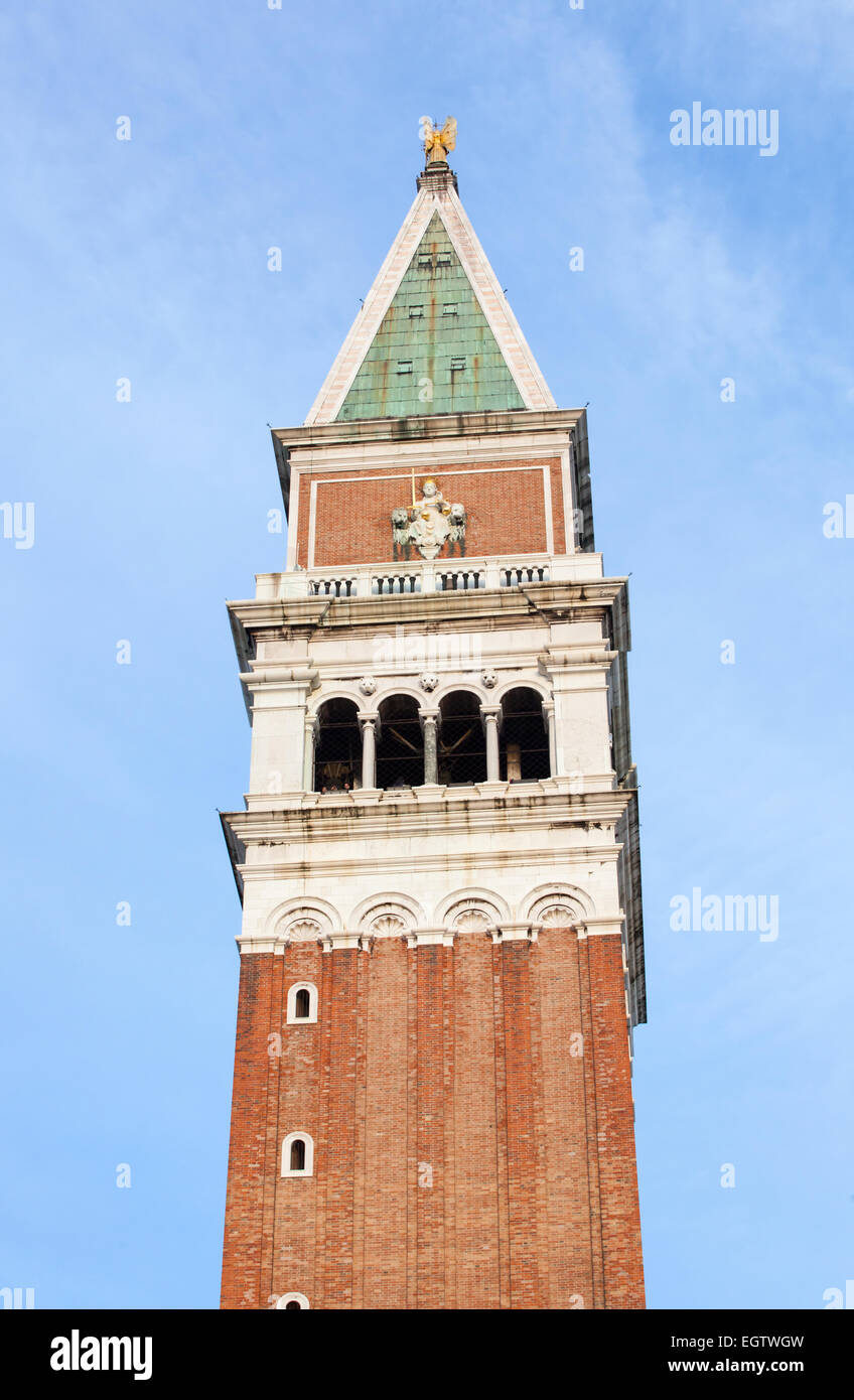 Square tower on castle hi-res stock photography and images - Alamy