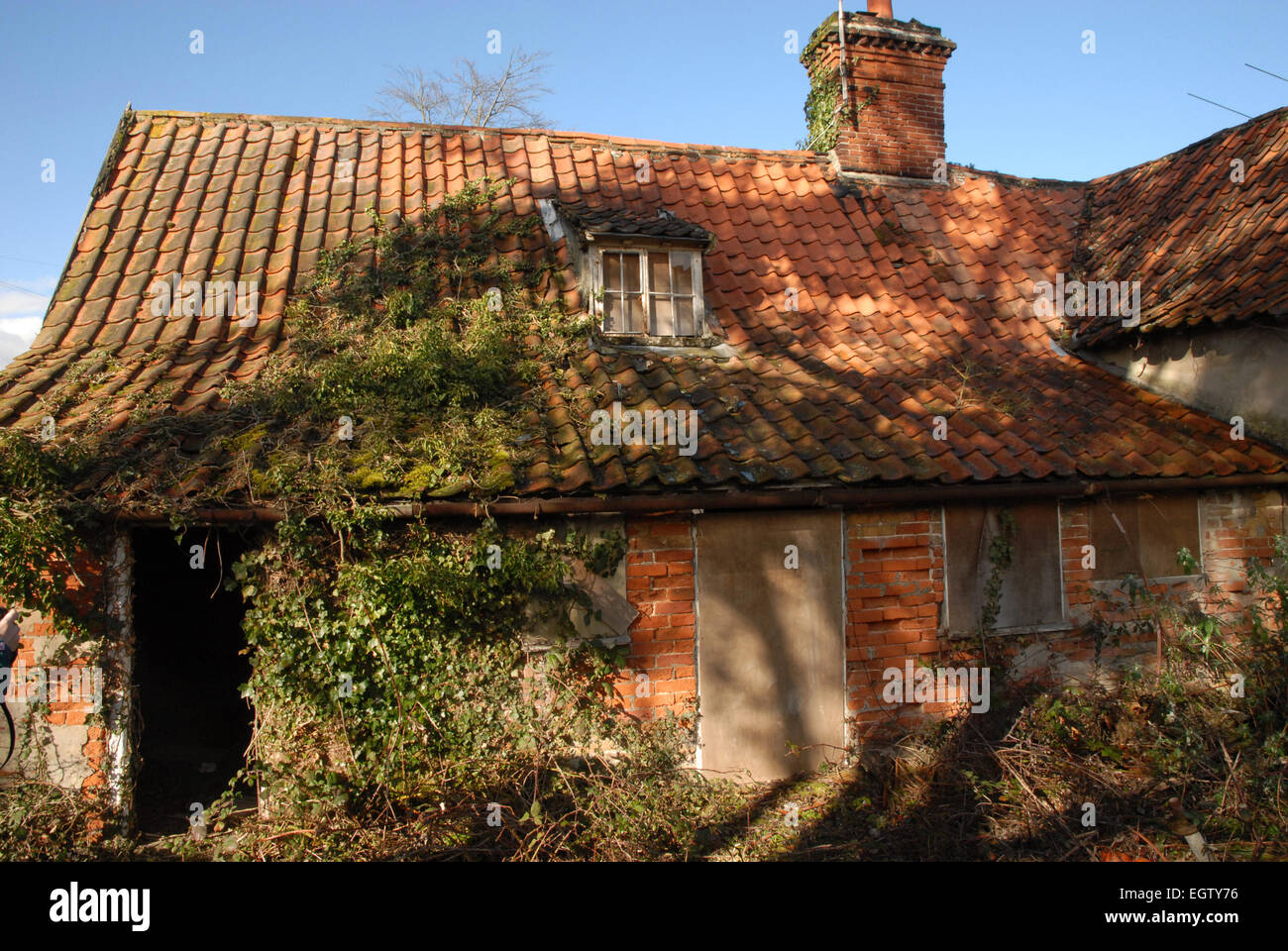 Derelict cottage hi-res stock photography and images - Alamy