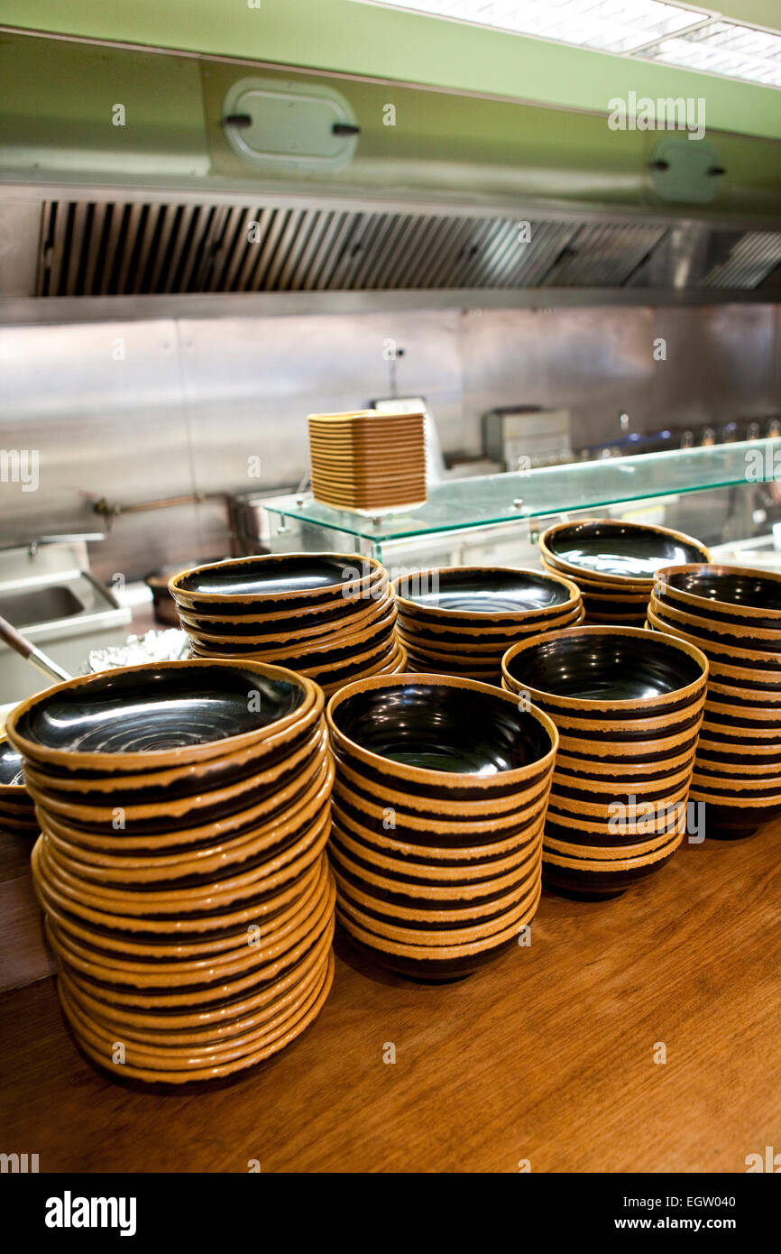 Empty plates in restaurant hi-res stock photography and images - Alamy