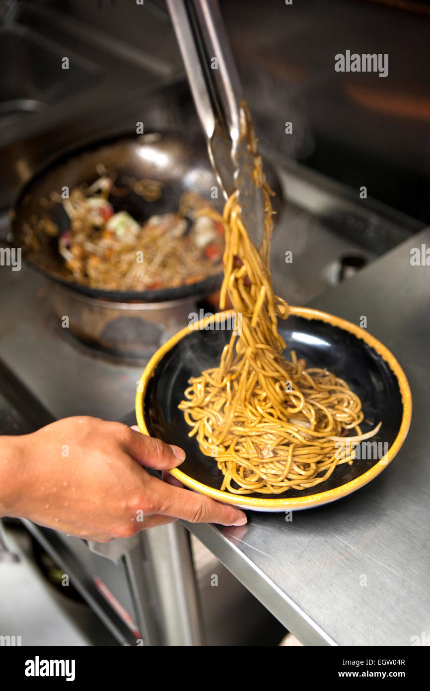 Chef cooking noodles in a japanese restaurant Stock Photo - Alamy