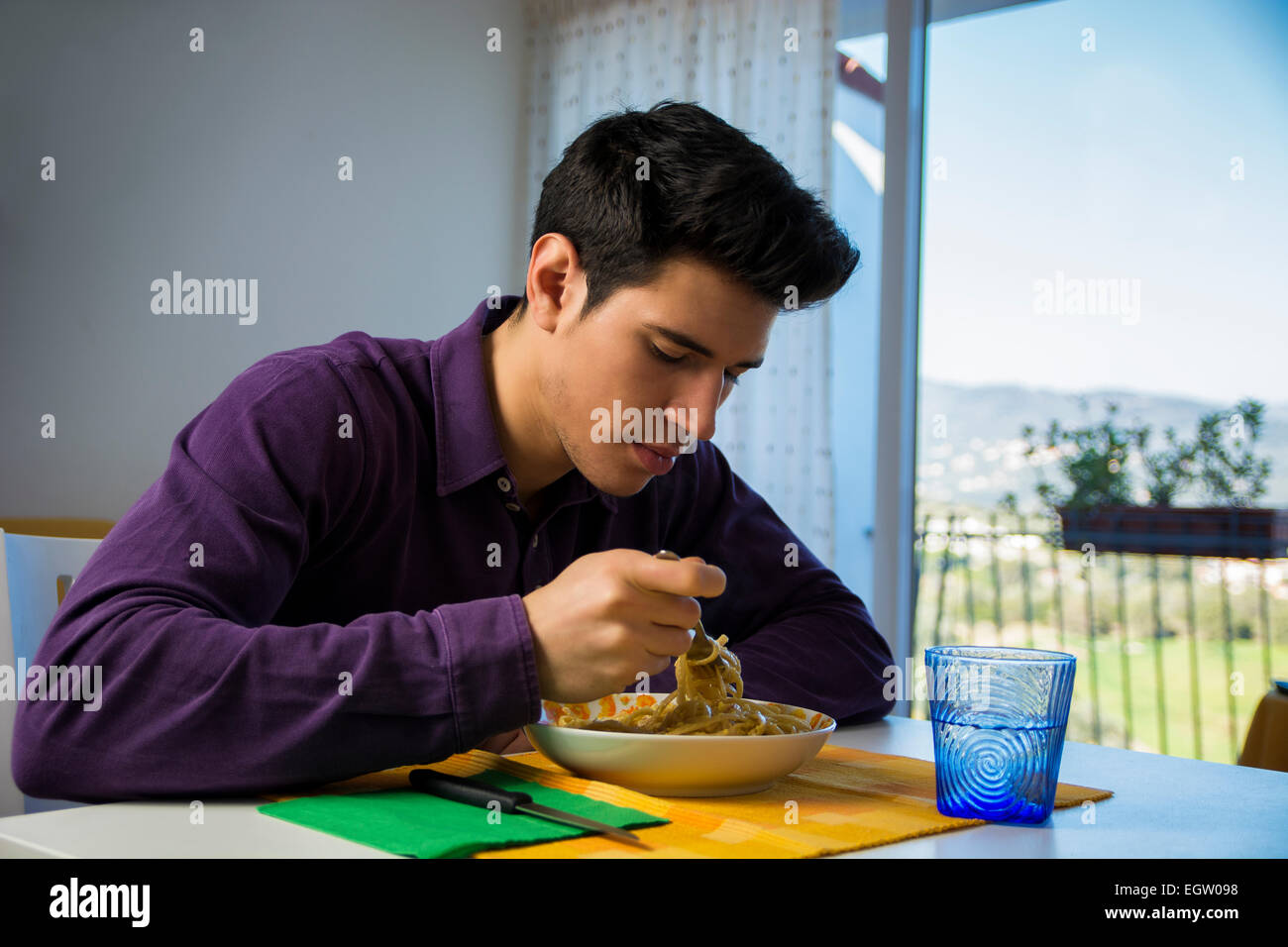 Man eating spaghetti hi-res stock photography and images - Alamy