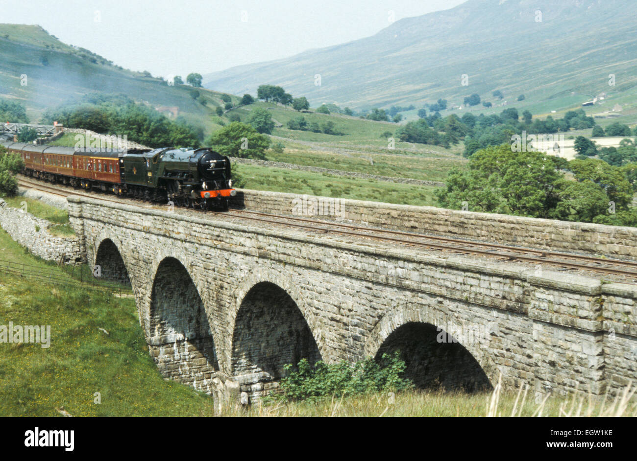 Aisgill Viaduct Mallerstang Dale, Cumbria Train is the Blue Peter ...