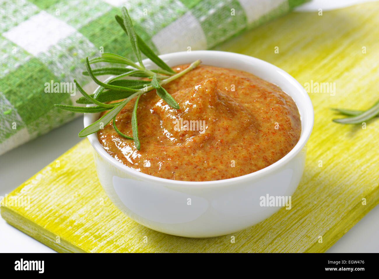Bowl of sweet Bavarian mustard Stock Photo - Alamy