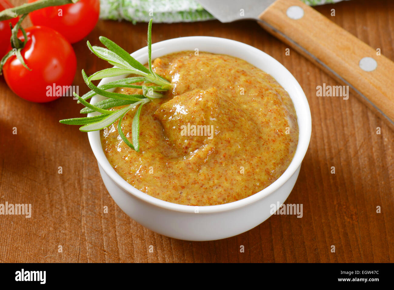 Bowl of sweet Bavarian mustard Stock Photo - Alamy