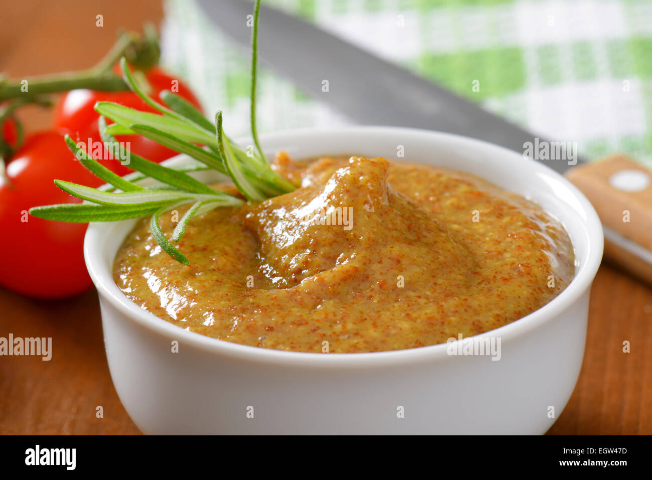 Bowl of sweet Bavarian mustard Stock Photo - Alamy