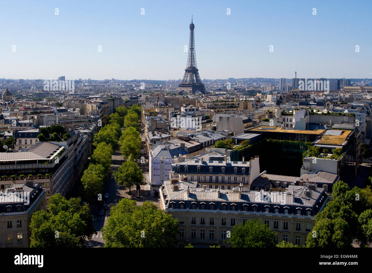 Parisienne view from the top of the Arc de Triomphe, with Eiffel Tower in the distance Stock ...