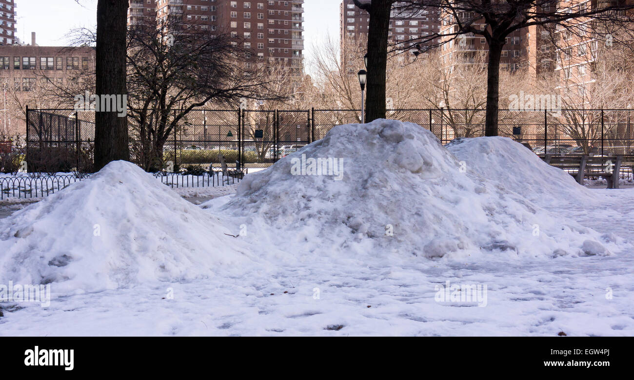 Small snow mounds hi-res stock photography and images - Alamy
