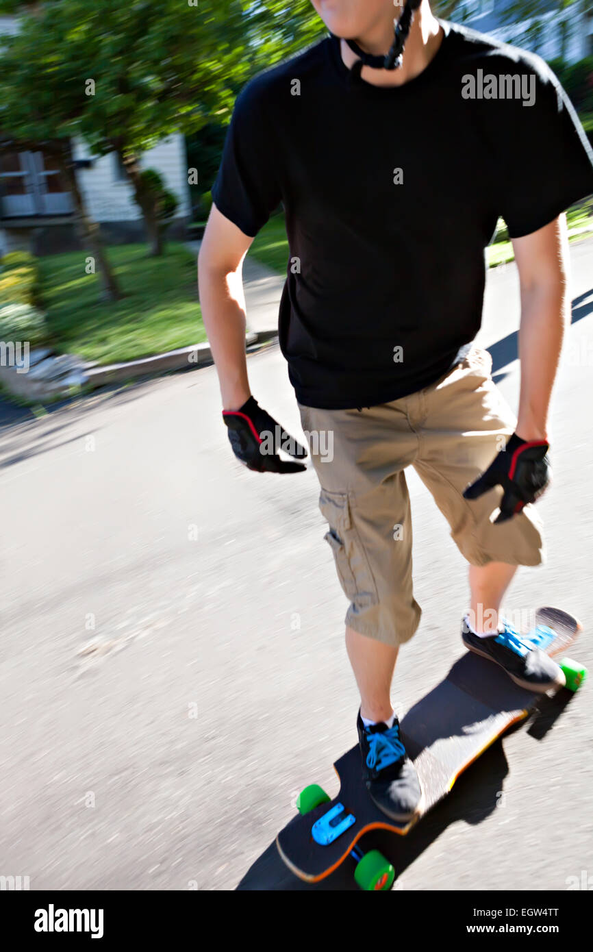 Teen skateboarders hi-res stock photography and images - Alamy