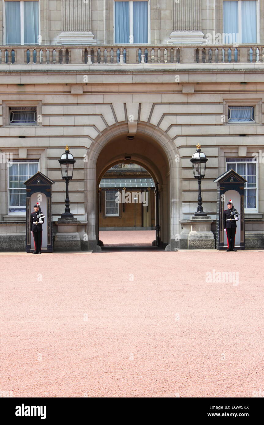 Outside guard hi-res stock photography and images - Alamy