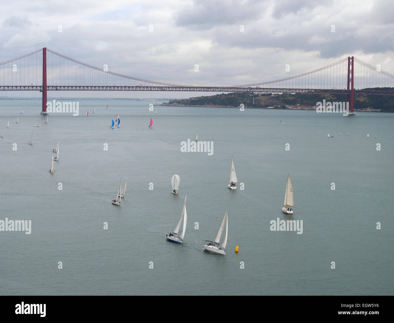 Boats racing hi-res stock photography and images - Alamy
