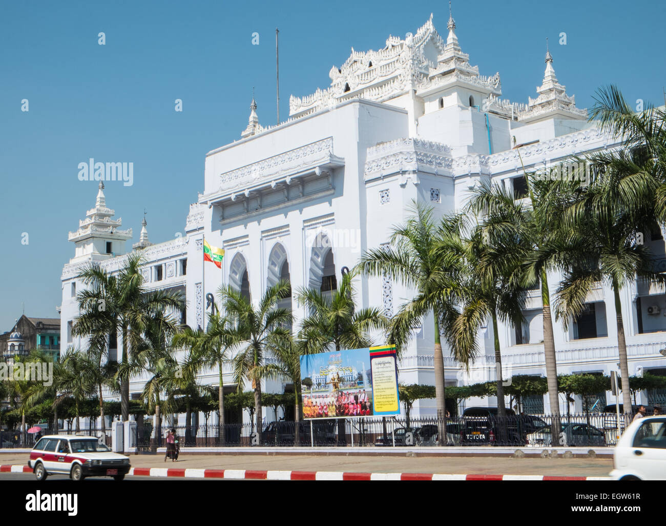 White building city hall hi-res stock photography and images - Alamy