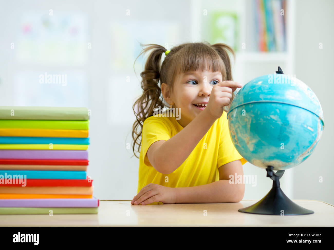 Girl pointing map hi-res stock photography and images - Alamy
