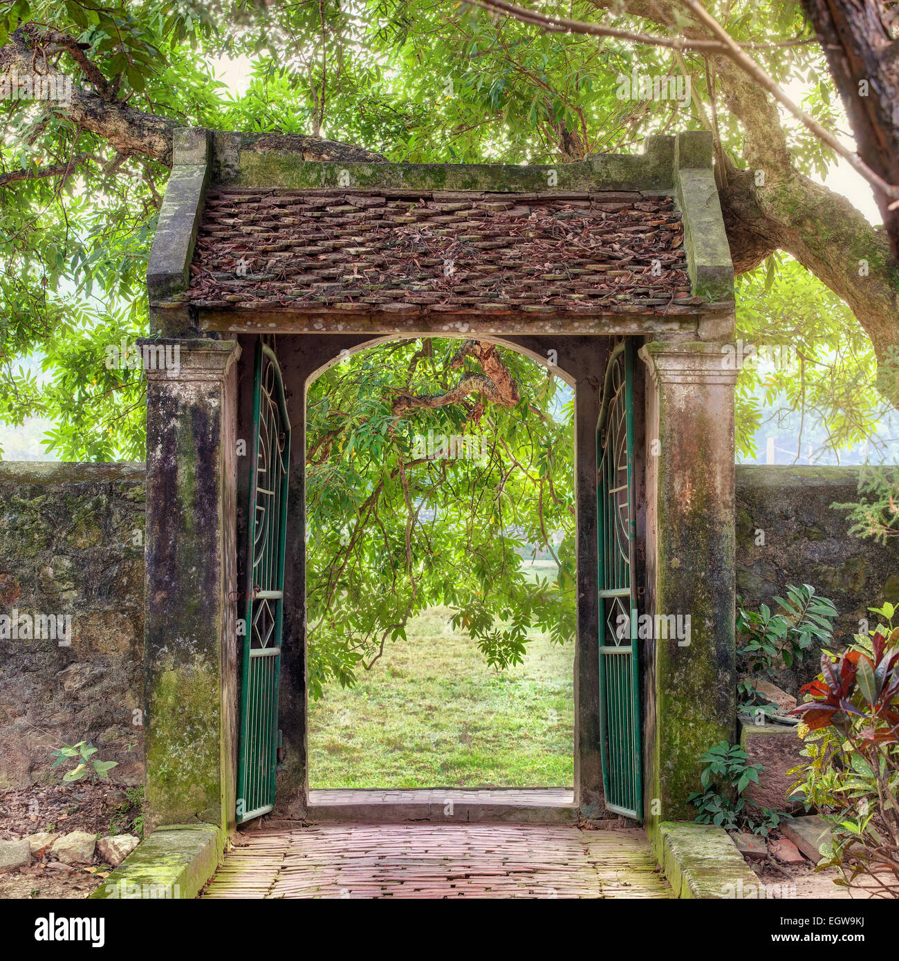 Asian garden gate hi-res stock photography and images - Alamy