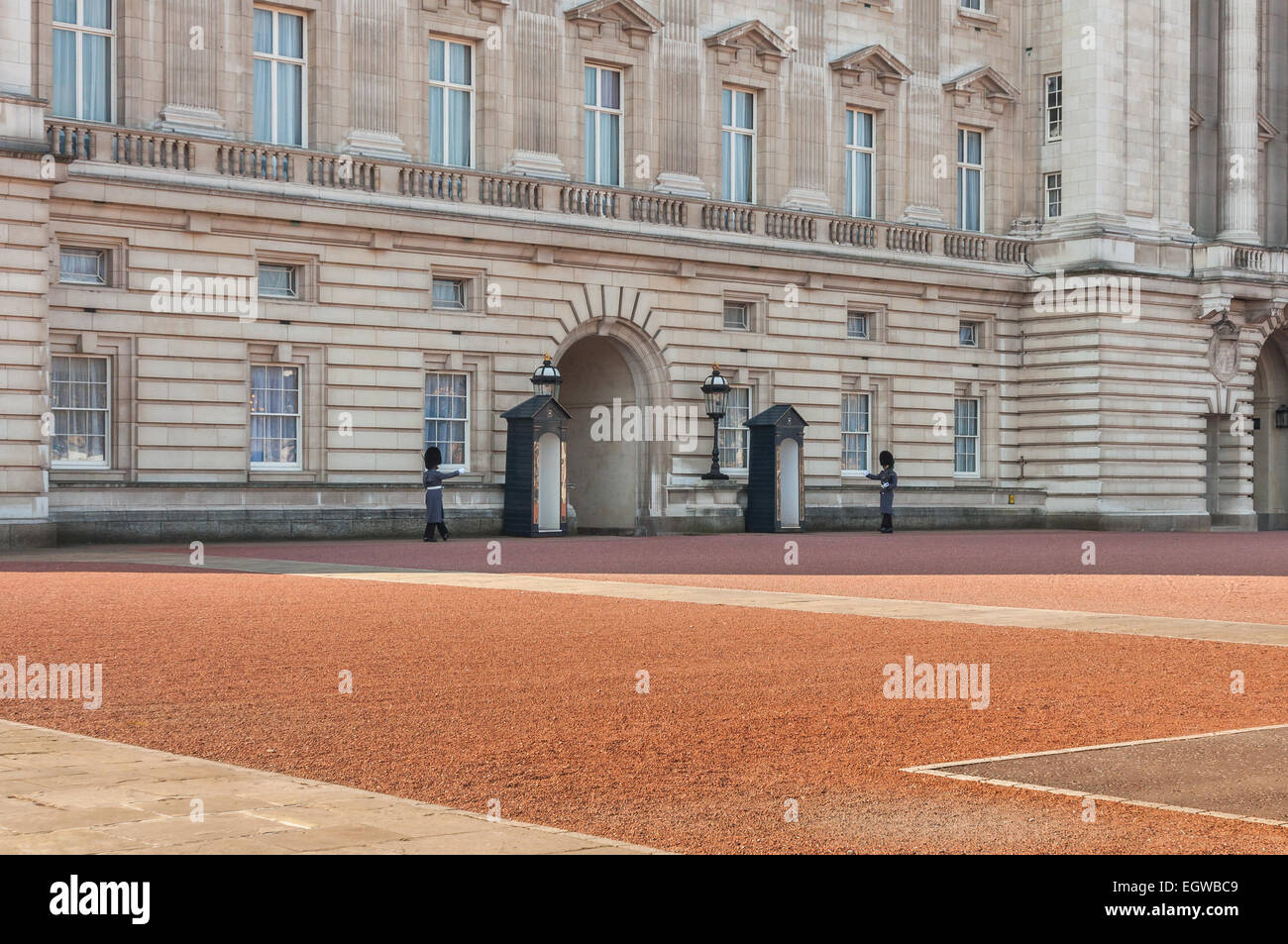 Guard outside the Buckingham palace in London Stock Photo - Alamy