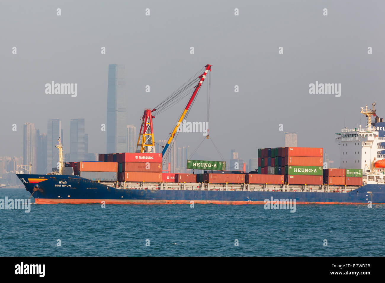 Hong kong cargo ship hong kong victoria harbour hi-res stock ...