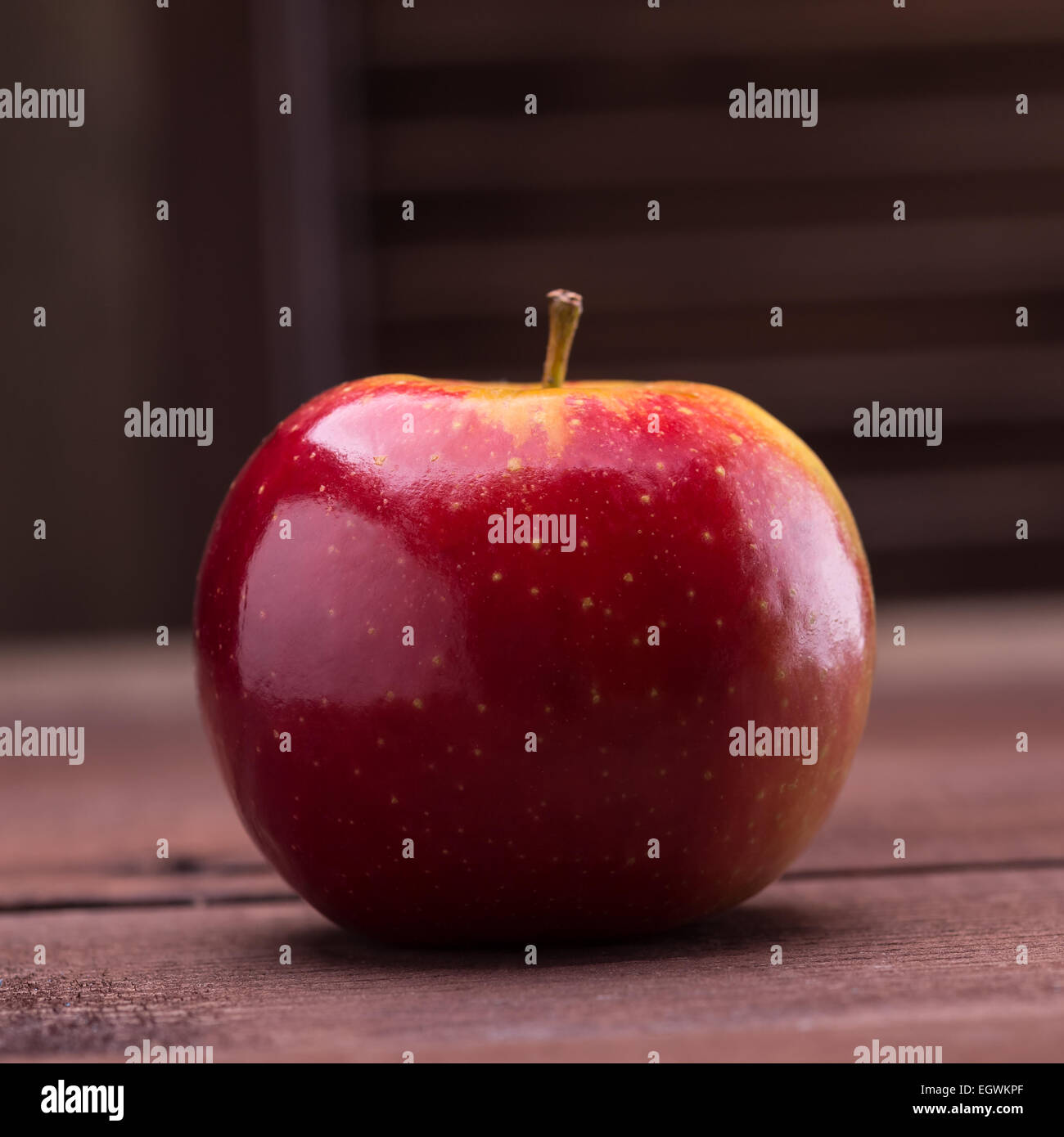 red ripe apple Stock Photo - Alamy