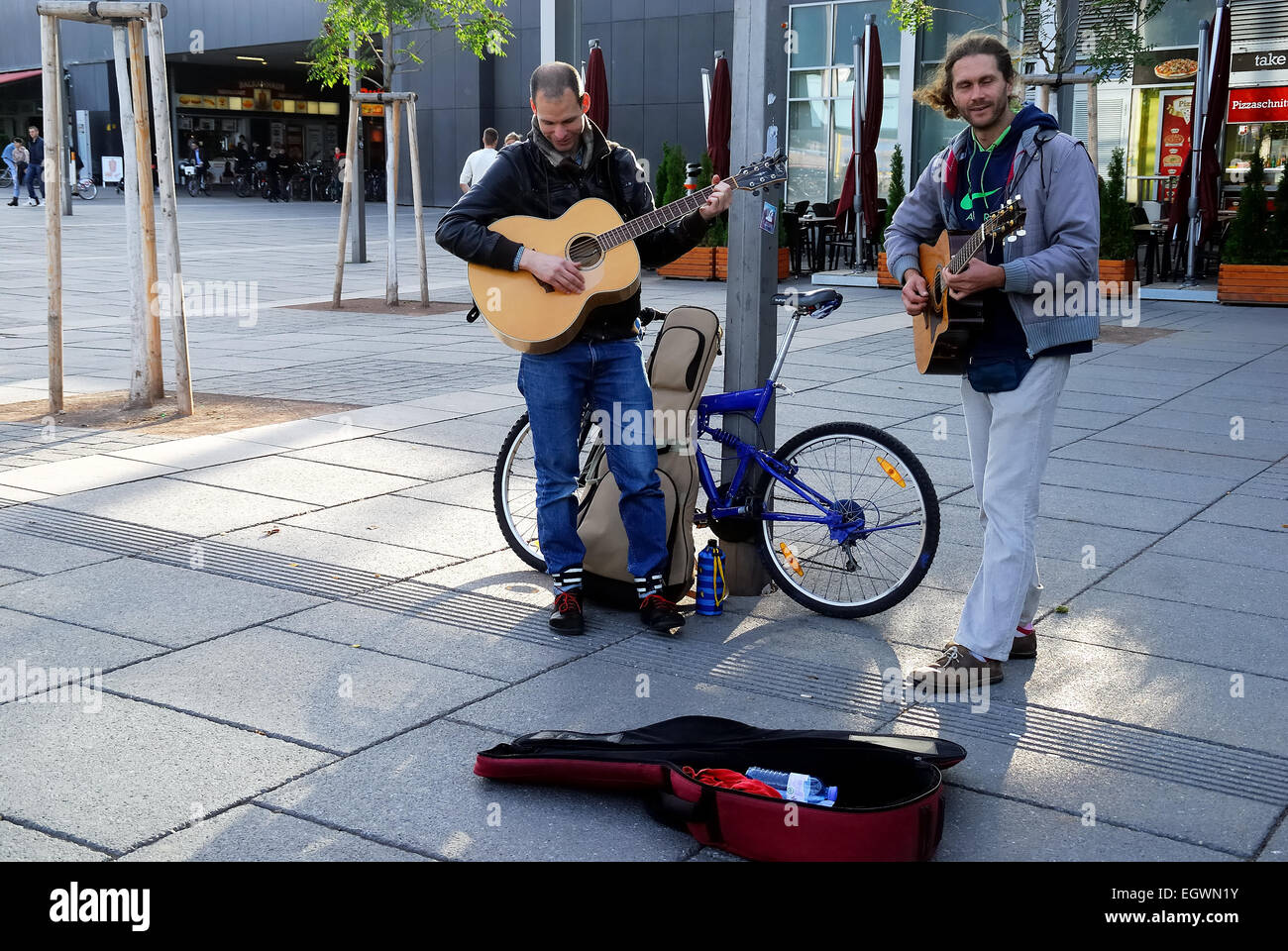 Two street musicians hi-res stock photography and images - Alamy