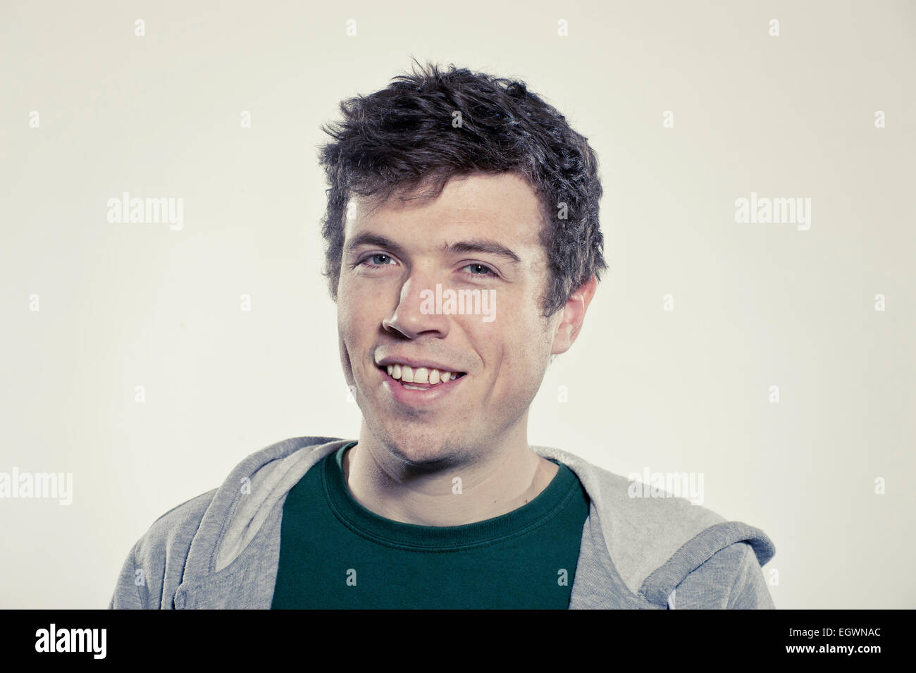 head and shoulders shot of the face of a friendly and happy 20 ...