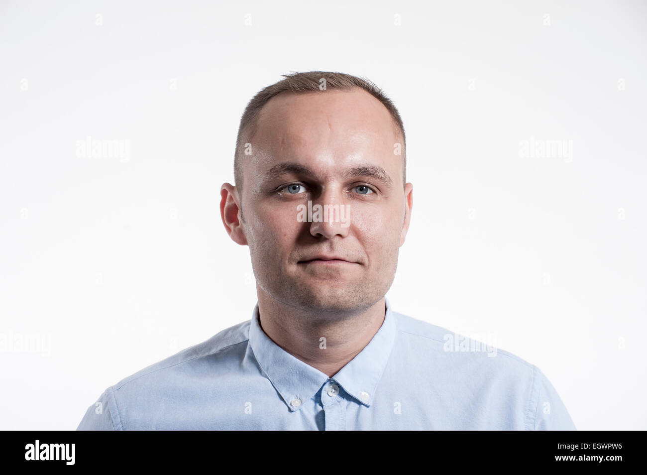 head and shoulders shot of the face of a friendly and happy 20 ...