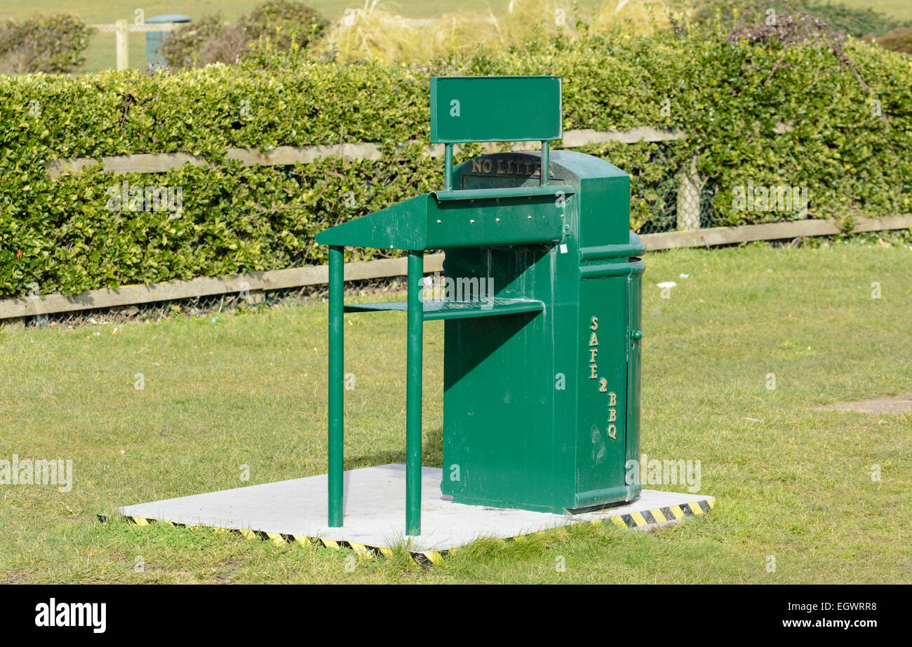 Public park bbq hi-res stock photography and images - Alamy