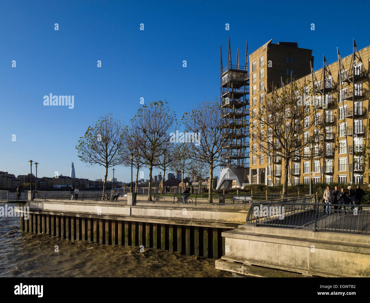 Canary wharf promenade hi-res stock photography and images - Alamy