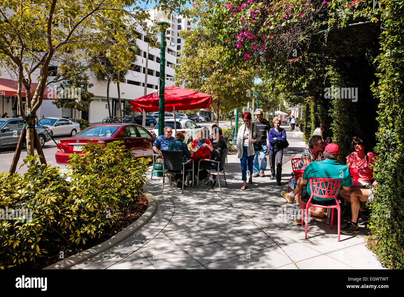 Chatting outside cafe hi-res stock photography and images - Alamy