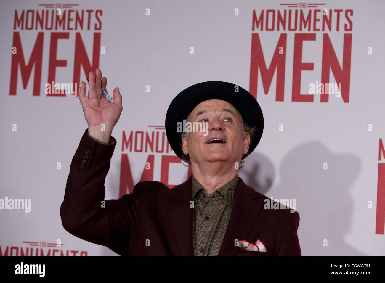 UNITED KINGDOM, London : US actor Bill Murray poses on the red carpet ...