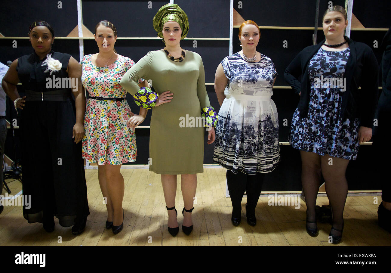 UNITED KINGDOM, London : Models are photographed back stage at the ...