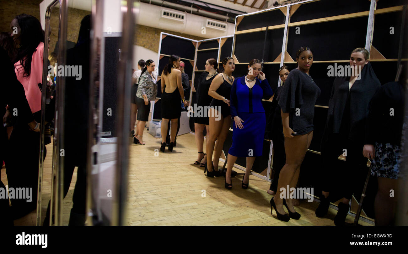 UNITED KINGDOM, London : Models are photographed back stage at the ...