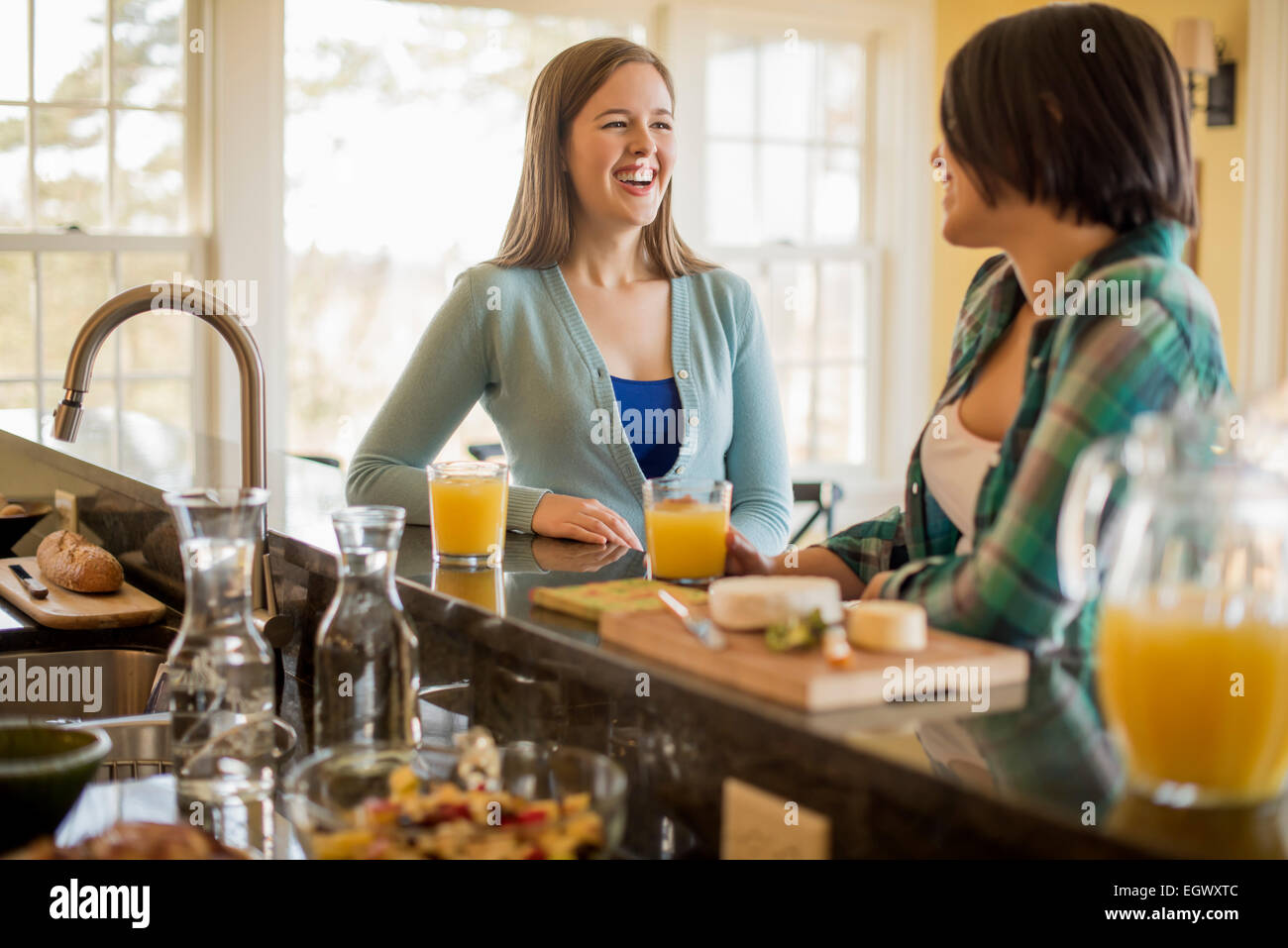 Kitchen two women hi-res stock photography and images - Alamy