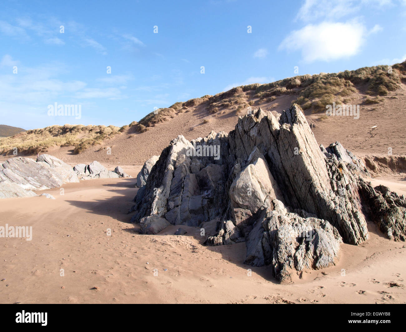 Rock outcrop at the beach hi-res stock photography and images - Alamy
