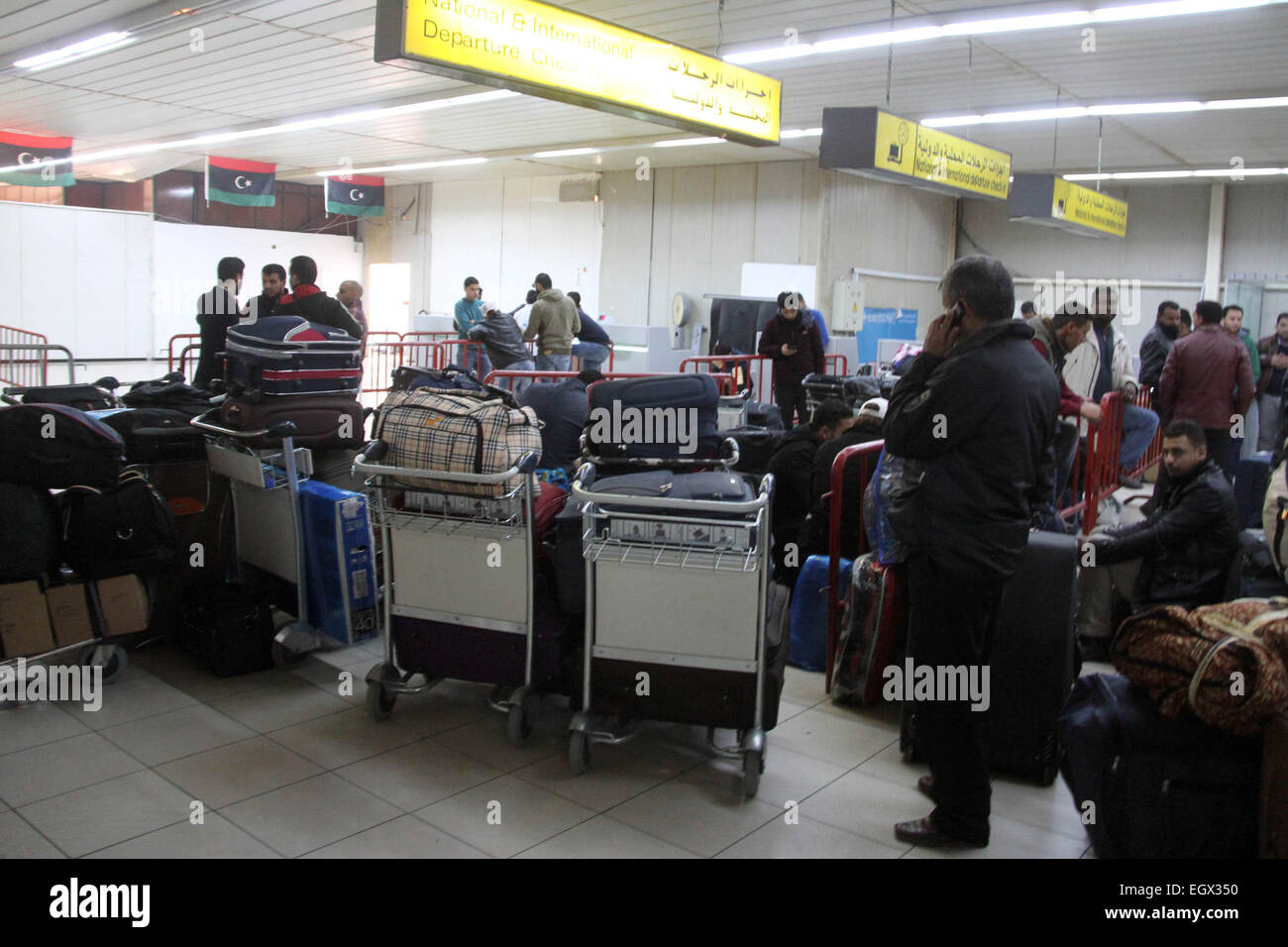 (150303) -- TRIPOLI, March 3, 2015 (Xinhua) -- Some passengers wait for ...