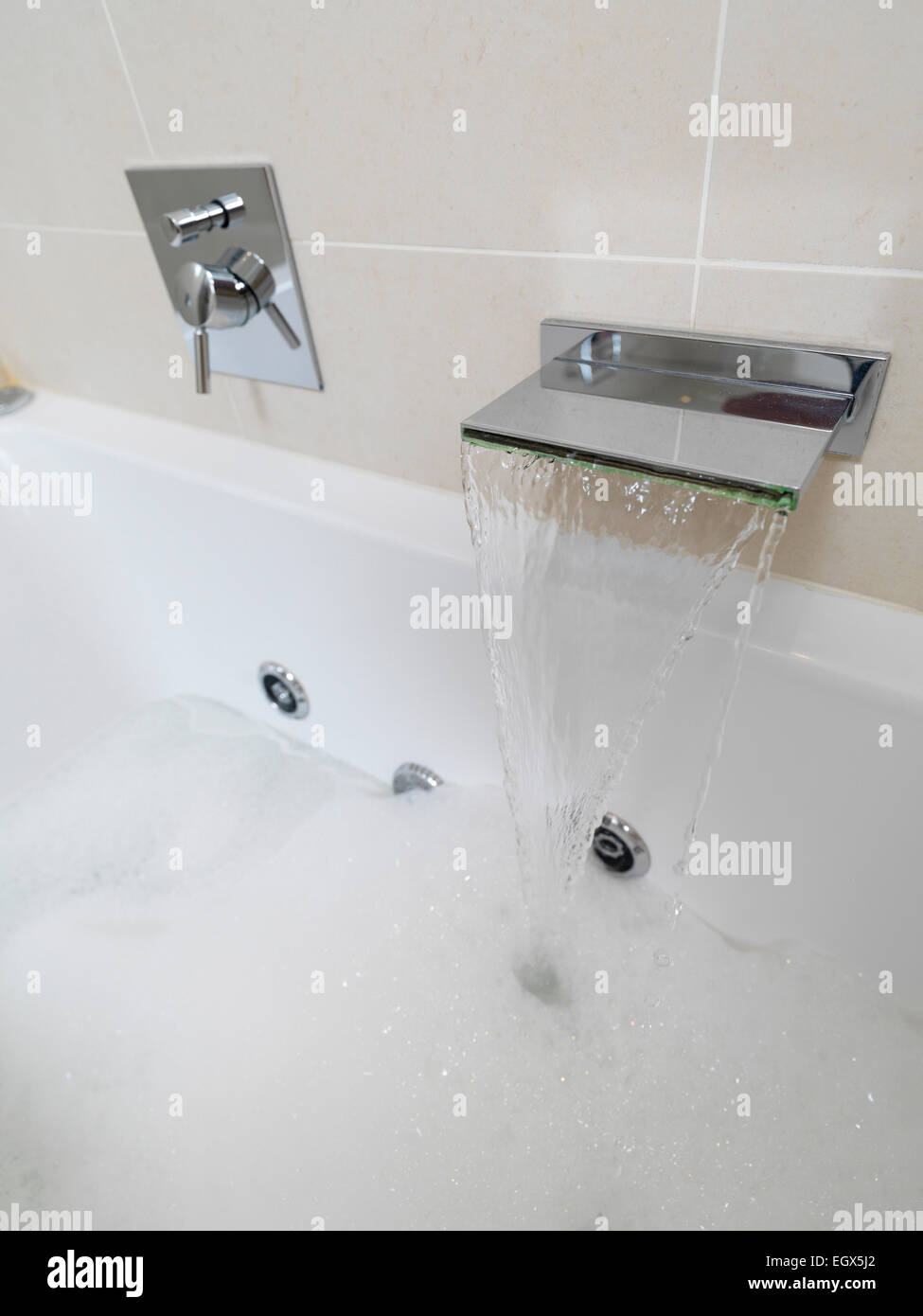 Running water from tap uk hi-res stock photography and images - Alamy
