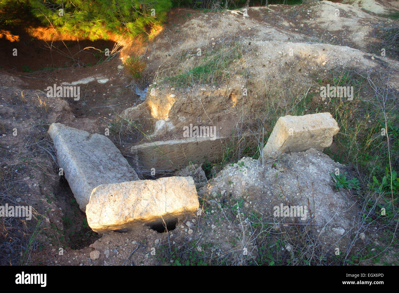 Sicily greek necropolis tomb tombs hi-res stock photography and images ...