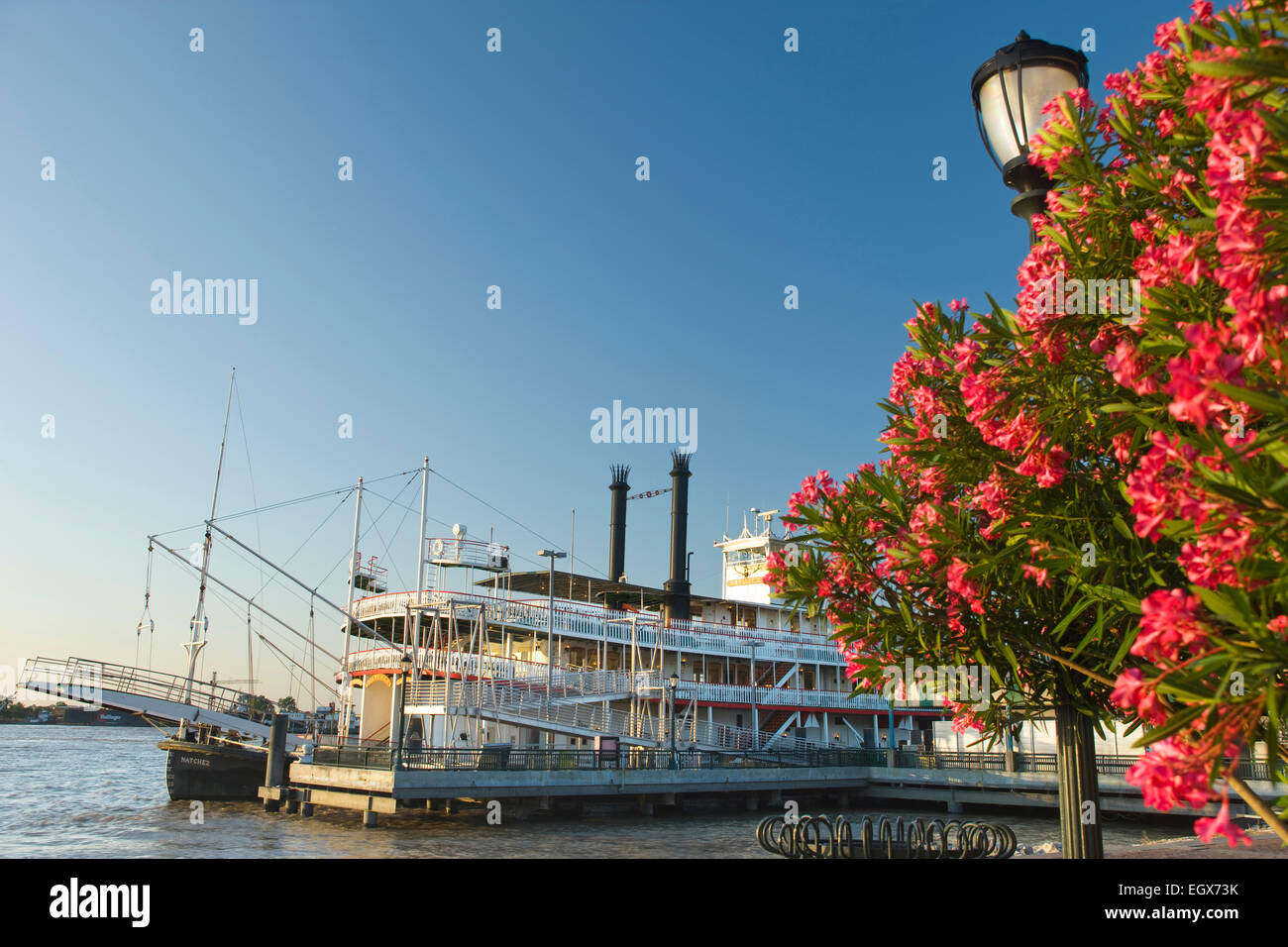 MOONWALK PROMENADE WALDENBERG PARK WATERFRONT FRENCH QUARTER DOWNTOWN ...