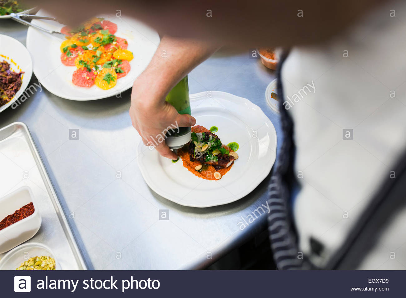 Chef plating food hi-res stock photography and images - Alamy