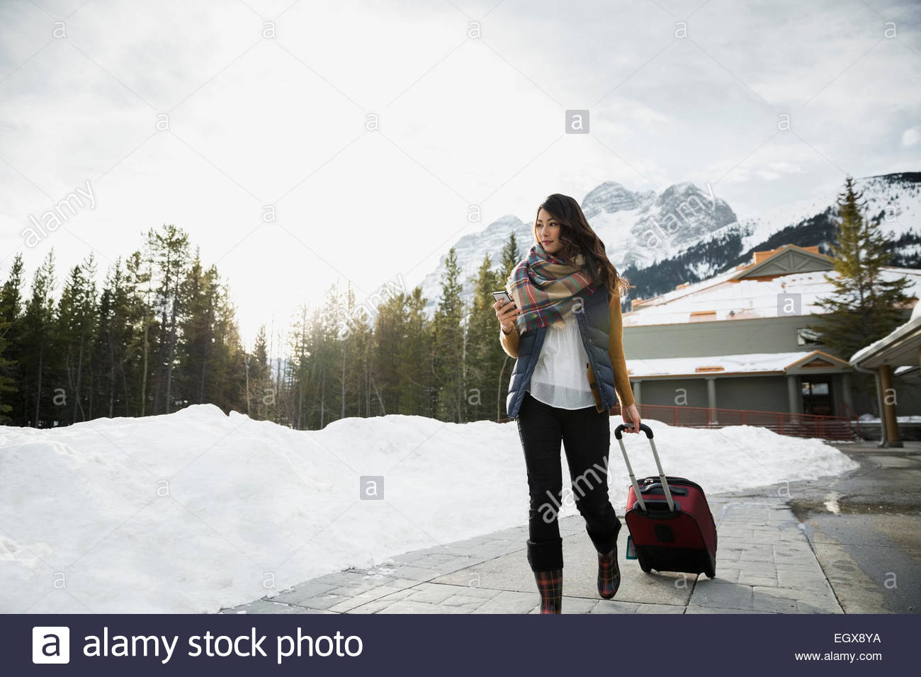 Pulling suitcase luggage hi-res stock photography and images - Alamy