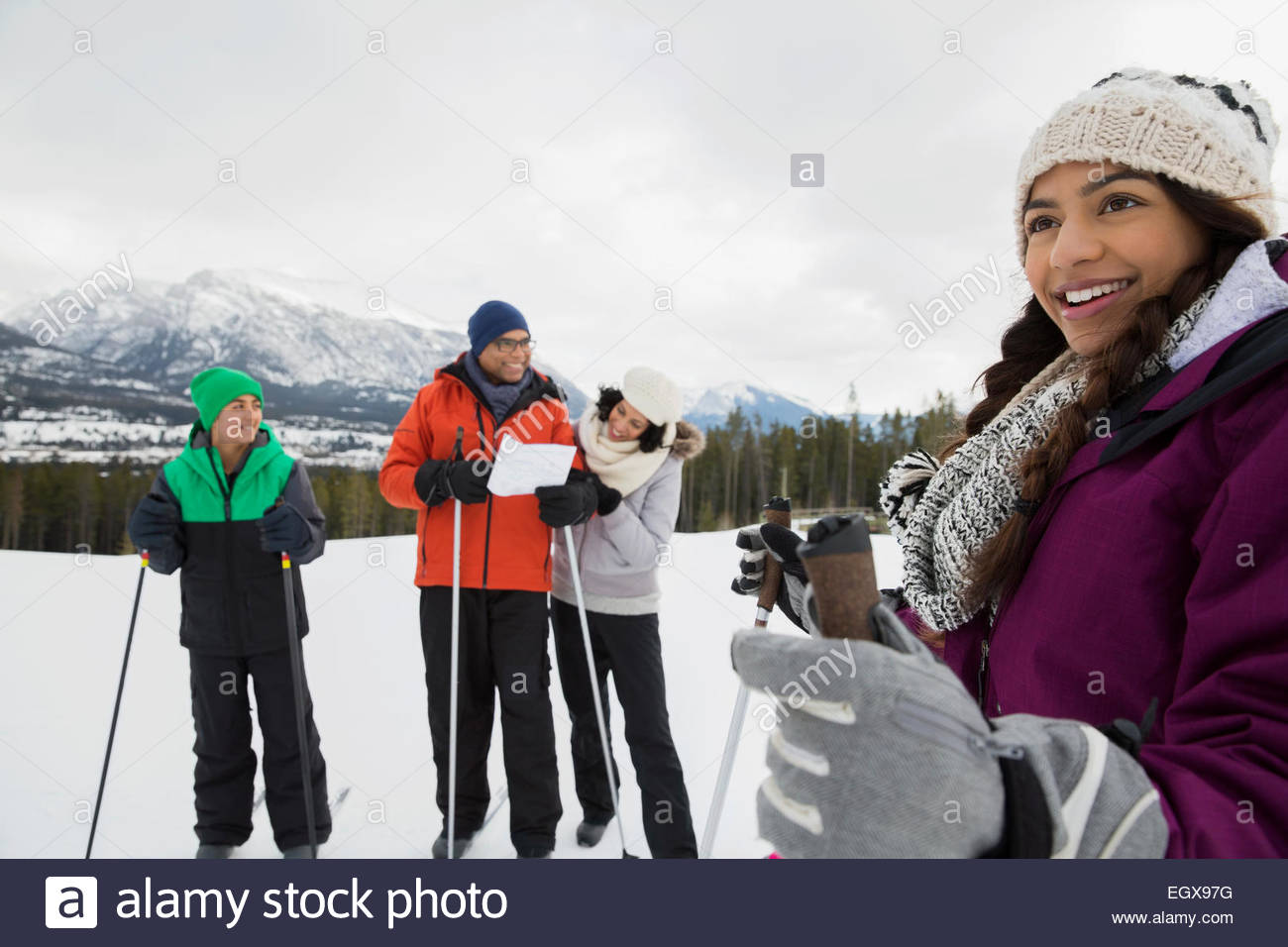 Family exploring map hi-res stock photography and images - Alamy