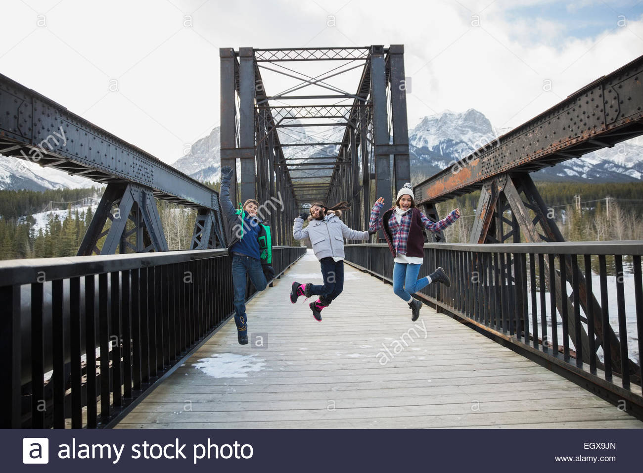 Boys jumping from bridge hi-res stock photography and images - Alamy