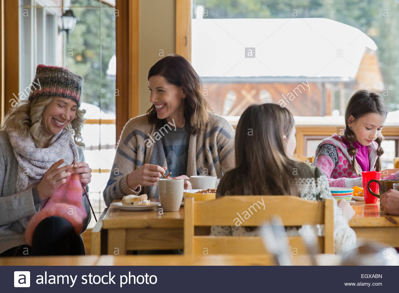 Family sitting hi-res stock photography and images - Alamy