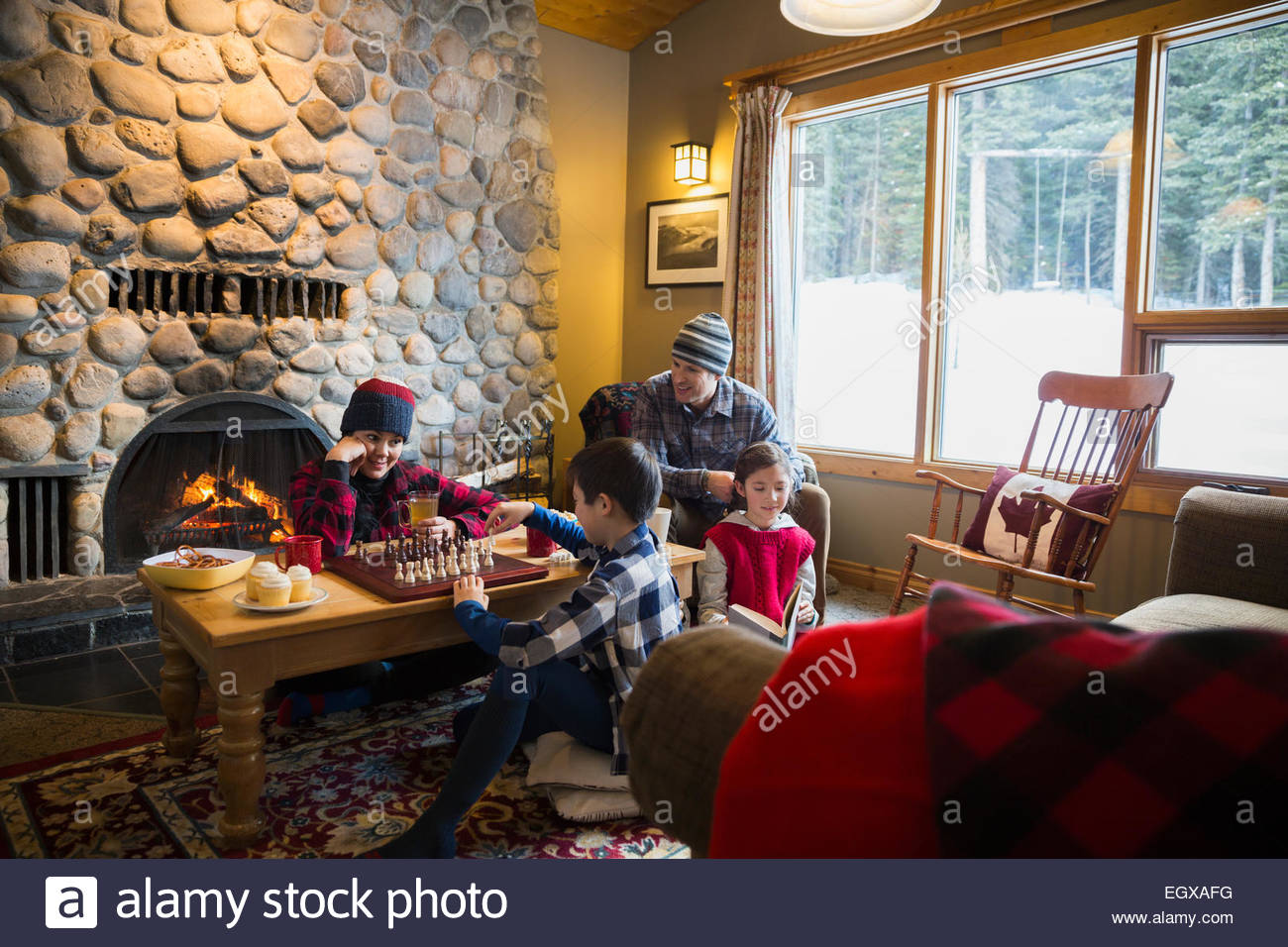 Family playing chess hi-res stock photography and images - Alamy