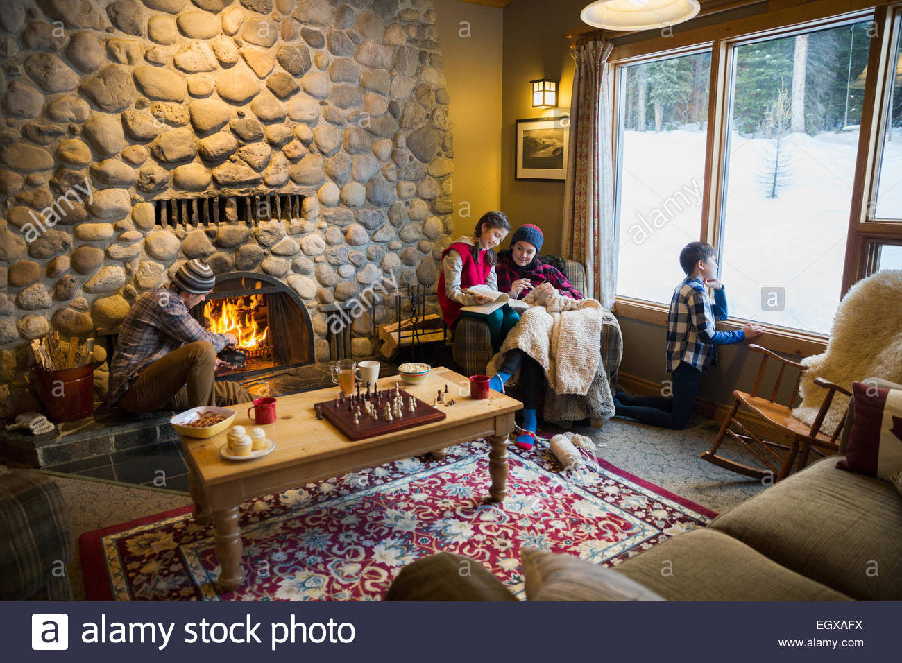 Family and fireplace hi-res stock photography and images - Alamy