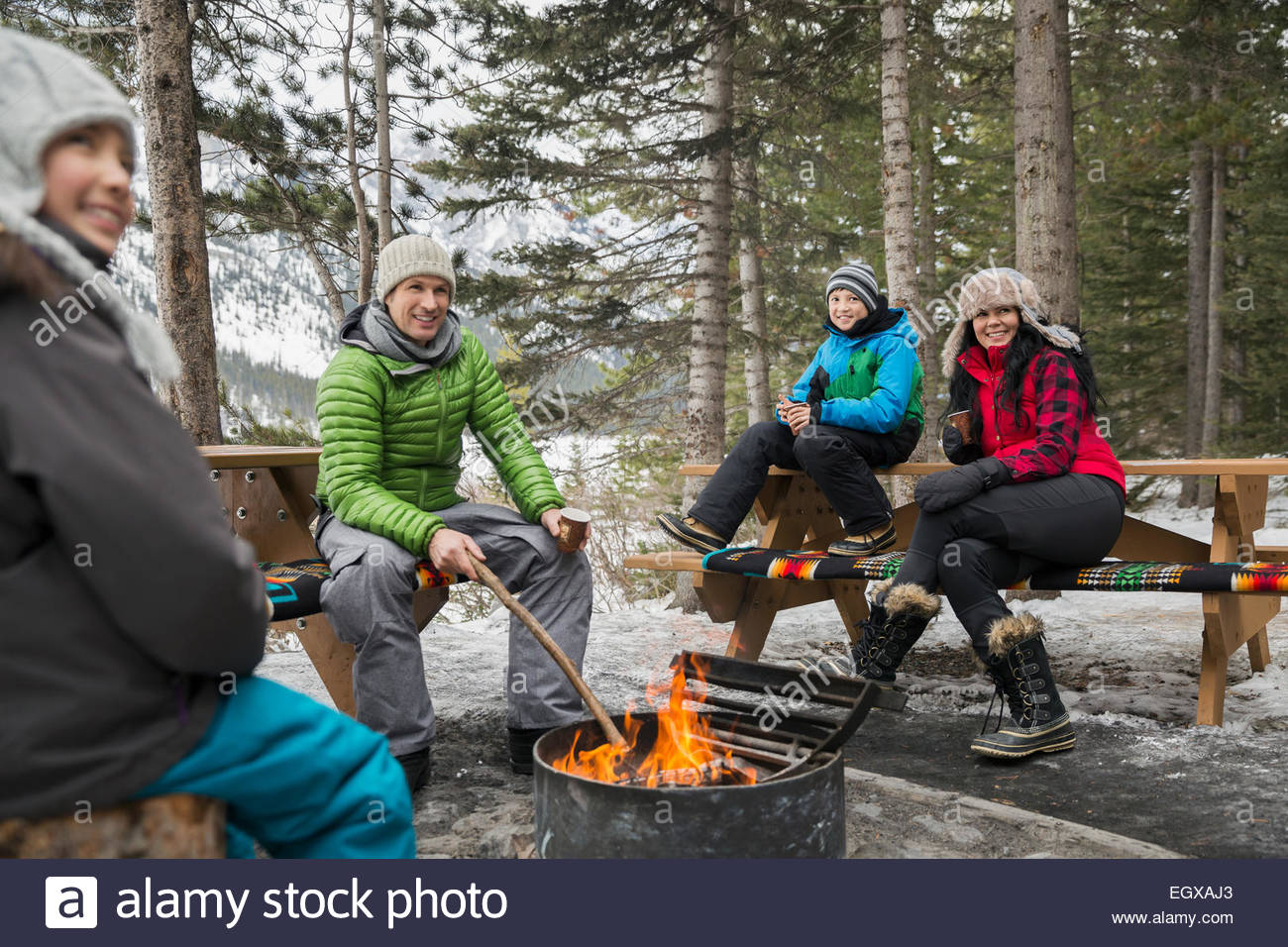 Sitting around the fire hi-res stock photography and images - Alamy