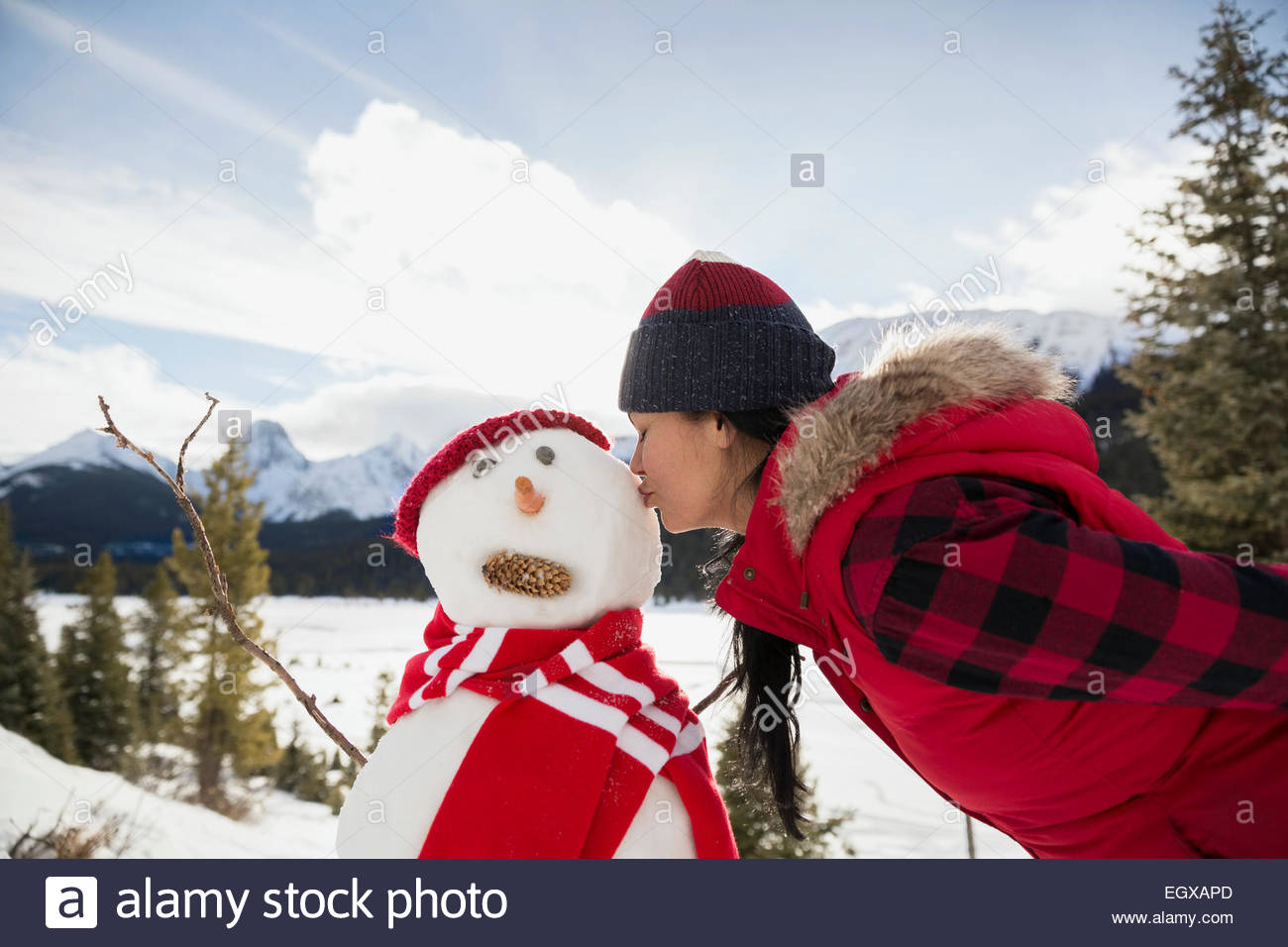 Snowman and snow woman kissing hi-res stock photography and images - Alamy