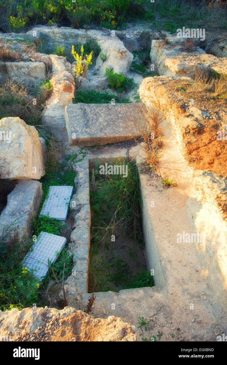 Sicily greek necropolis tomb tombs hi-res stock photography and images ...