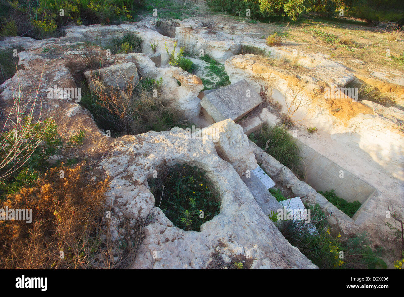 Sicily greek necropolis tomb tombs hi-res stock photography and images ...