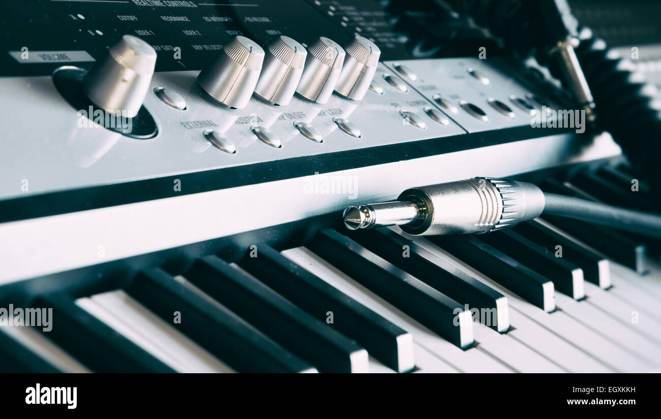 Electronic keyboard hi-res stock photography and images - Alamy