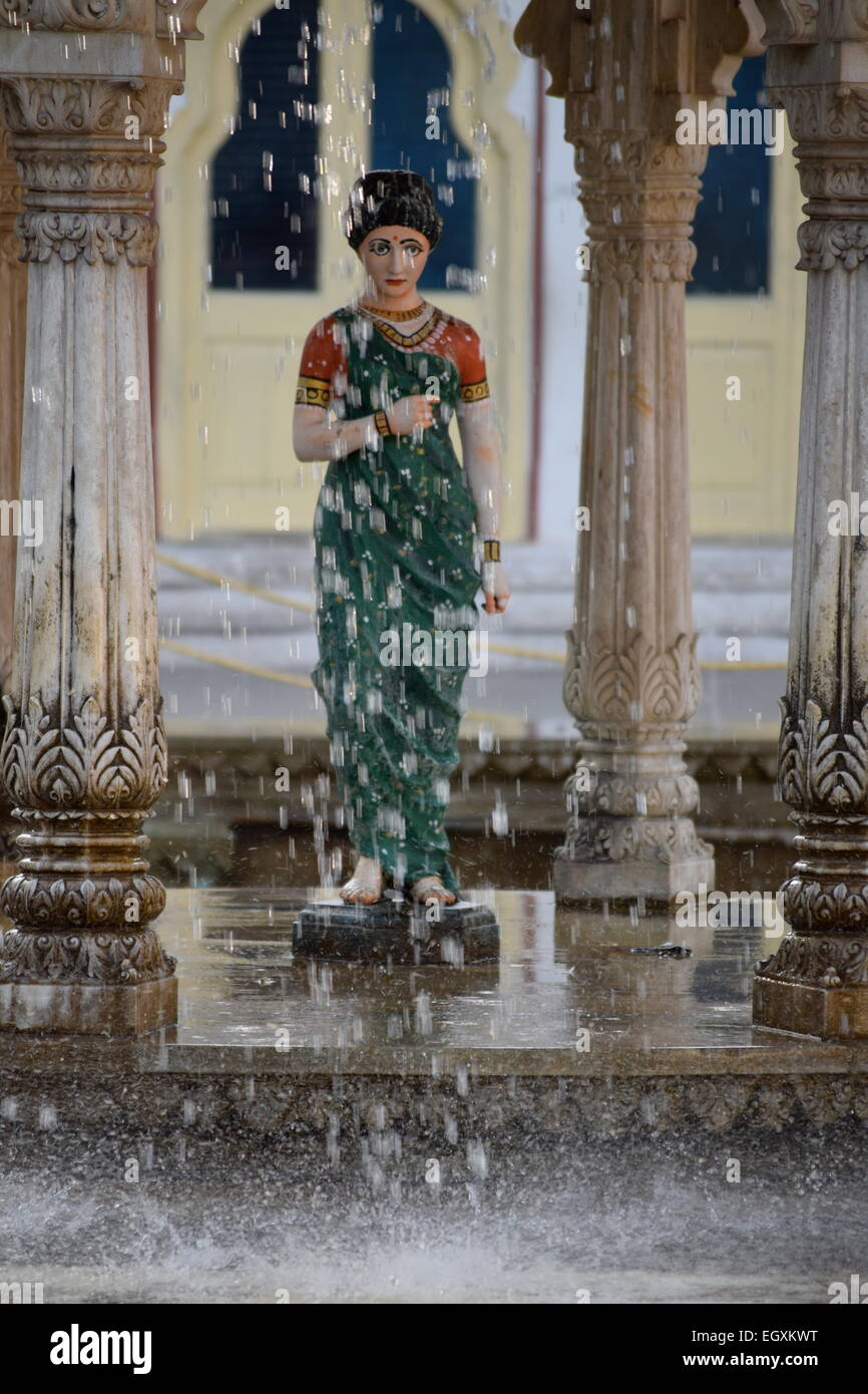 Statue of indian woman hi-res stock photography and images - Alamy