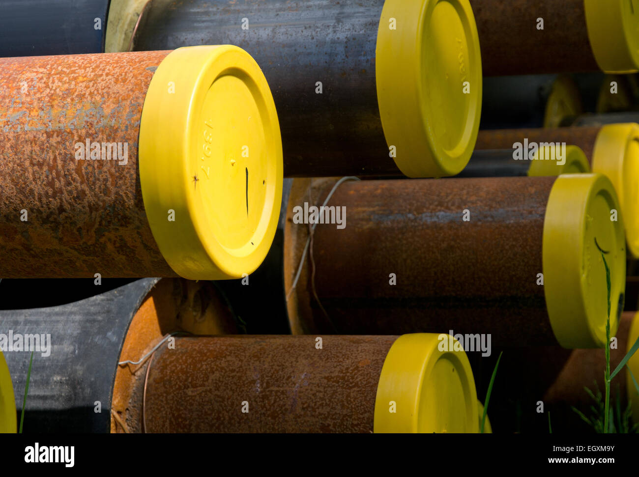 Yellow rusty containers hi-res stock photography and images - Alamy